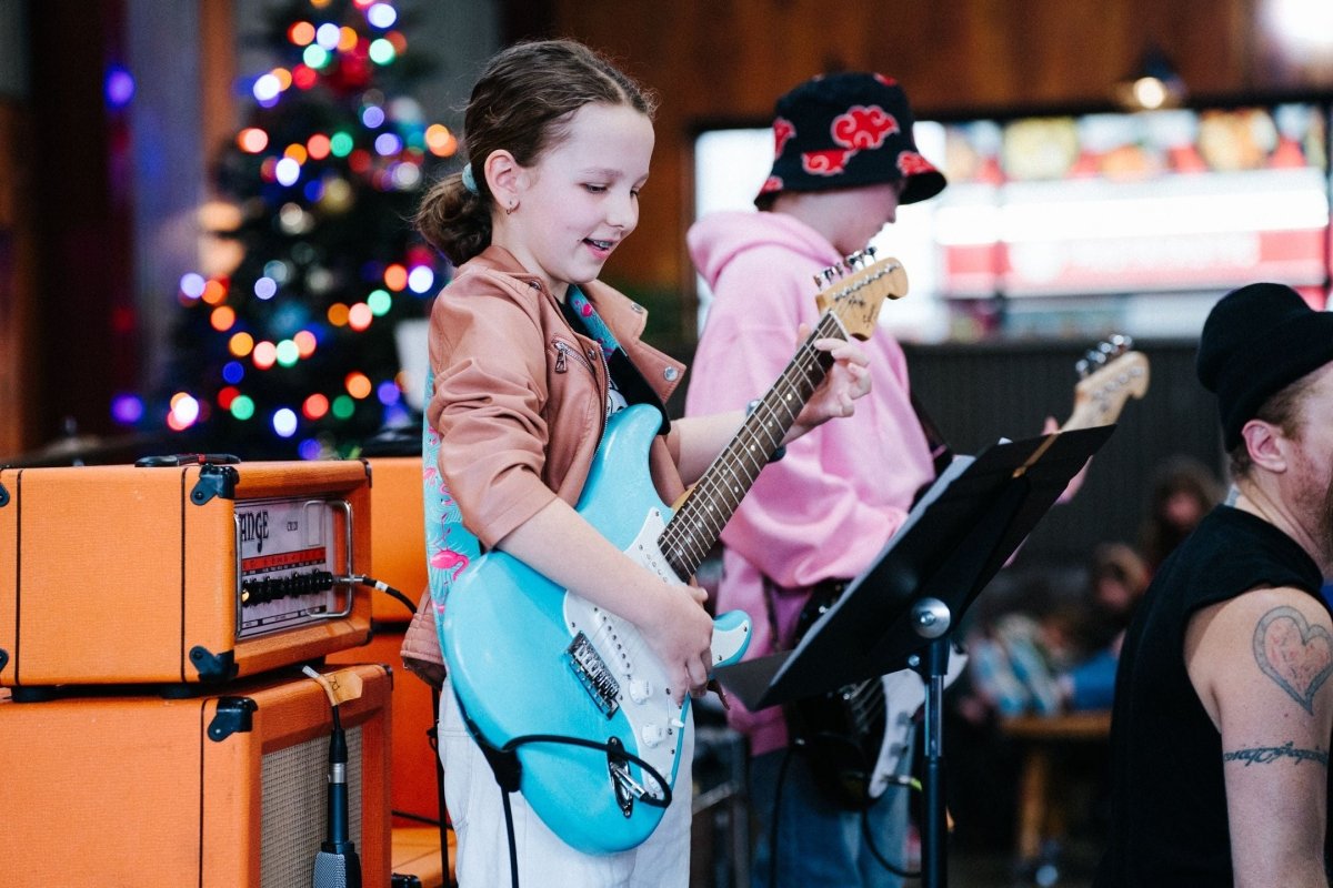 What is the Best Age to Start Music Lessons? A Guide for Parents in ...
